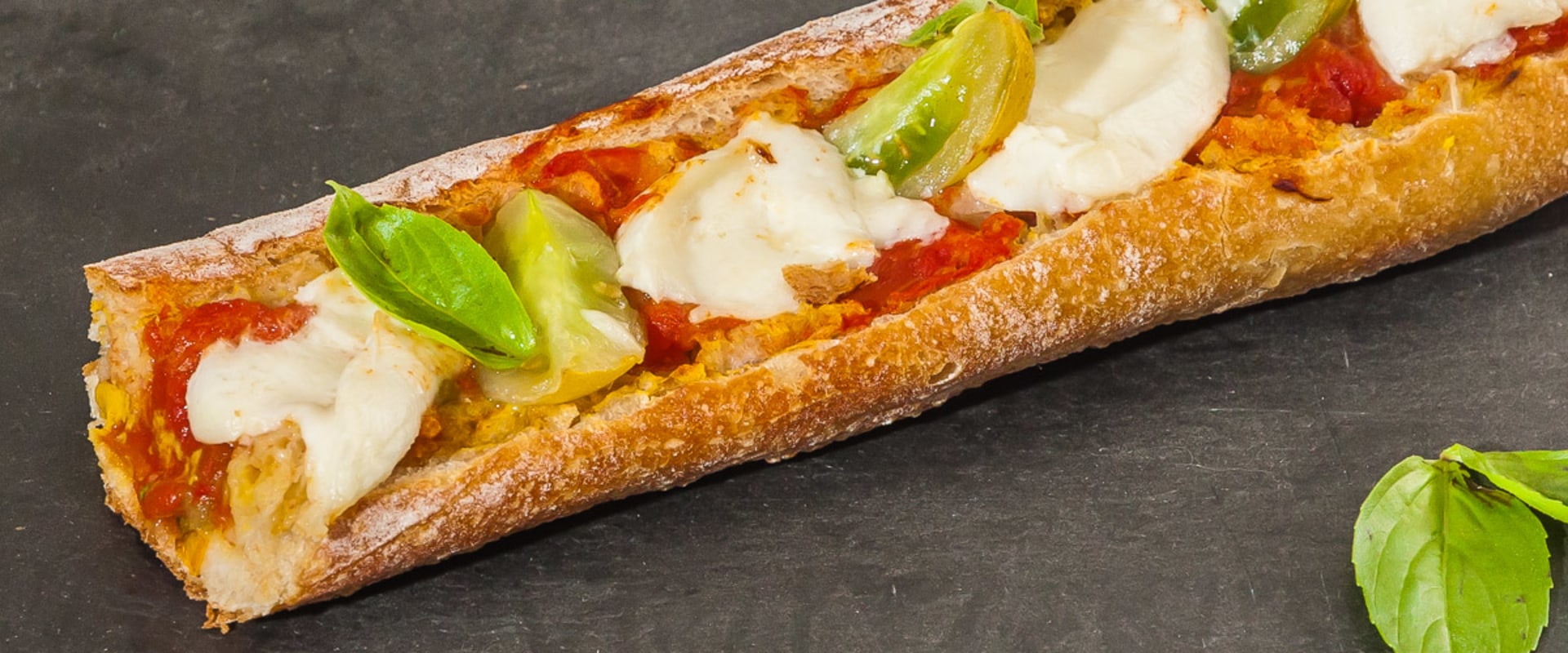 Comment préparer un pain garni à la mozzarella et tomate