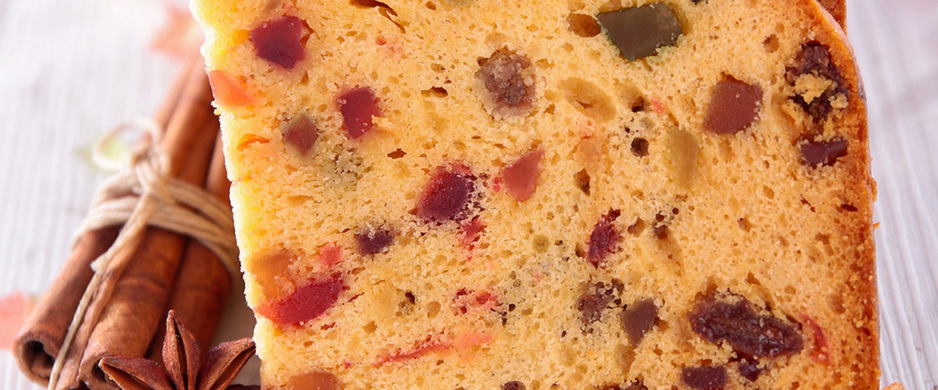 Comment préparer un délicieux gâteau aux fruits secs et au rhum ambré